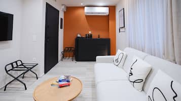Finders Ermou Deluxe Suite Quiet View | Sala de estar | Smart TV de 55 polegadas com canais via satélite, Netflix