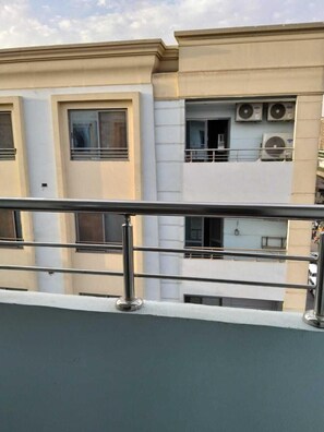 Quarto Duplo Deluxe, Vista para a cidade | Secretária, secretária adequada para computadores portáteis 