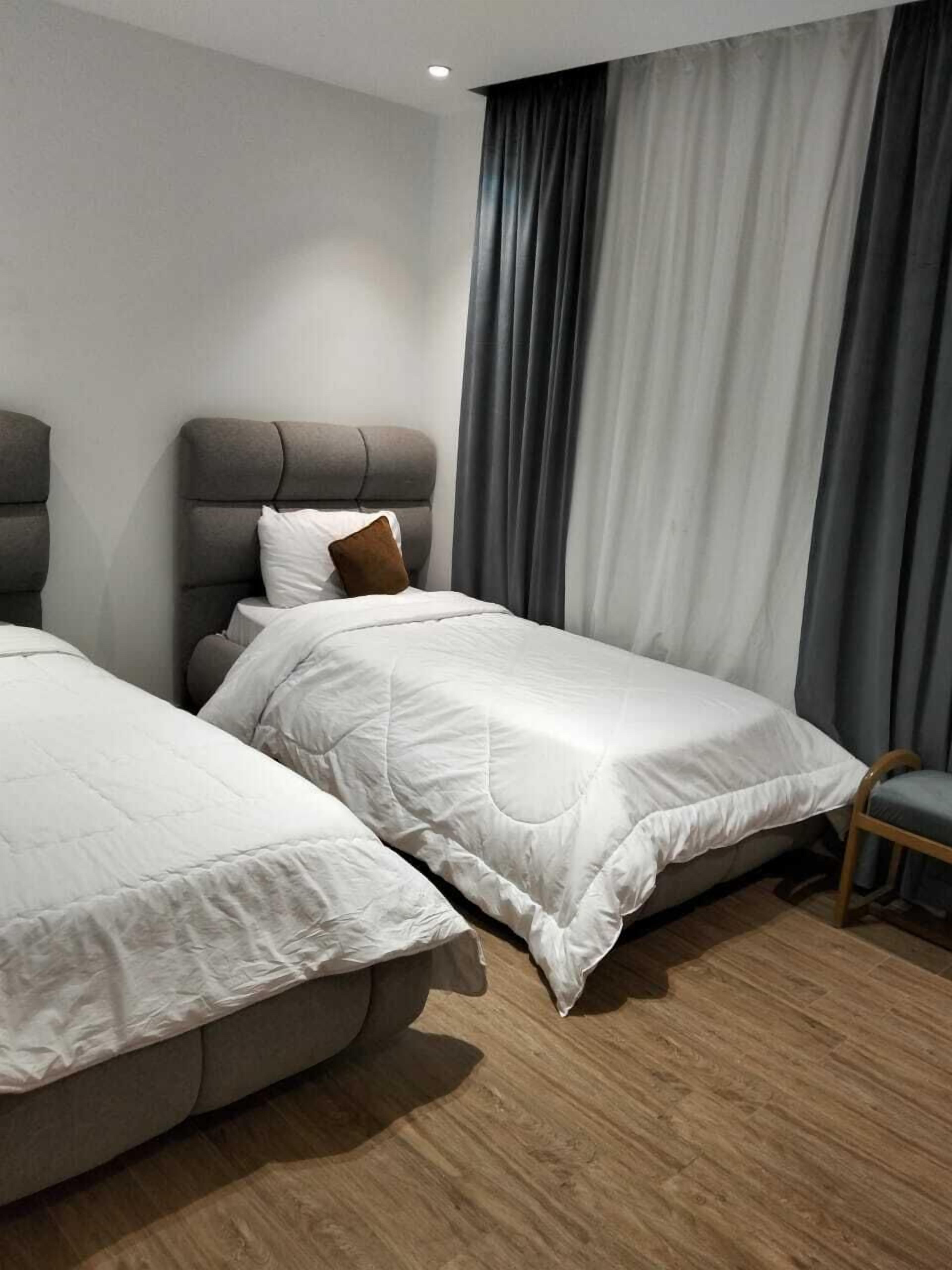 Secretária, secretária adequada para computadores portáteis 