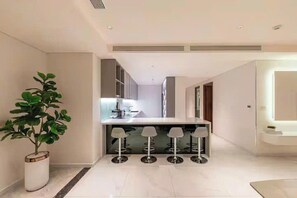 Suite Familiar, 3 quartos, acesso ao Club Lounge, Vista para a cidade | Lençóis de algodão egípcio, roupa de alta qualidade, edredões de penas 