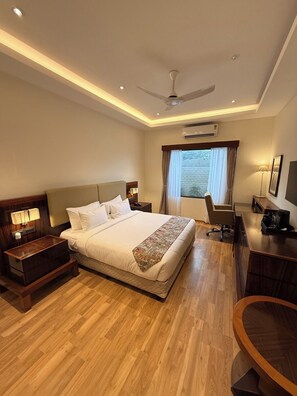 Quarto de Luxo, 1 cama king-size | Cofre no quarto, secretária 