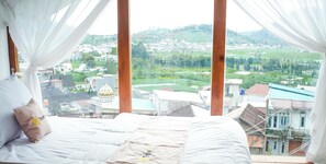 Vila família, vista para o jardim | Escrivaninha, Wi-Fi de cortesia