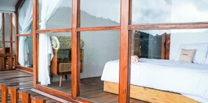 Vila família, vista para o jardim | Escrivaninha, Wi-Fi de cortesia