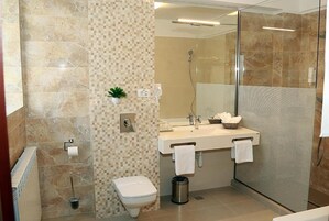 Quarto Duplo Deluxe, varanda | Casa de banho | Uma banheira, um secador de cabelo, roupões, chinelos 