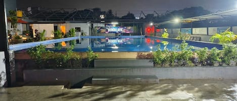 Área de piscina com placa indicando "Himalaya" e escadaria descendo até a piscina.