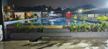 Fachada do alojamento (tarde/noite)