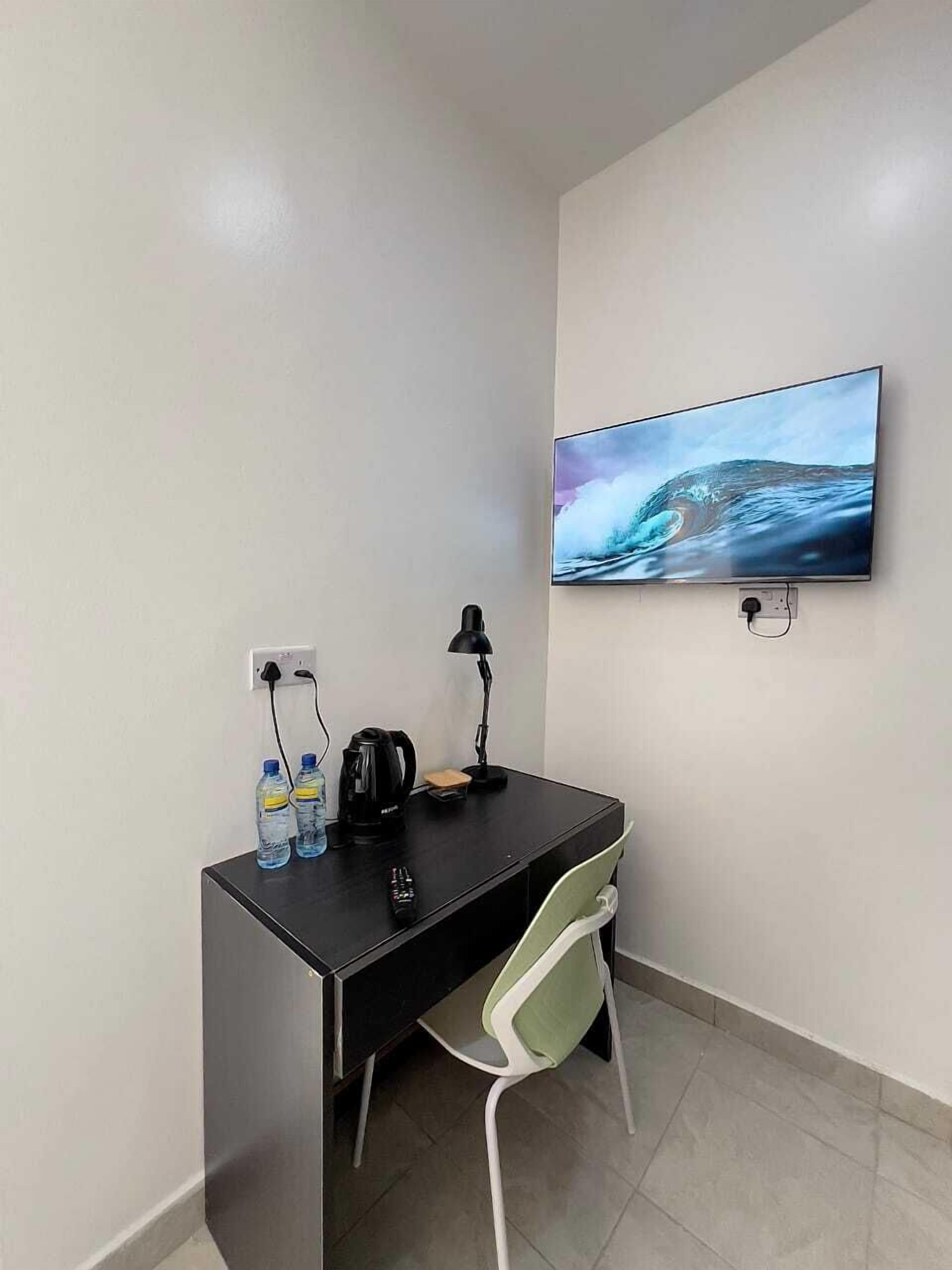 Quarto Duplo Standard | Secretária, secretária adequada para computadores portáteis 