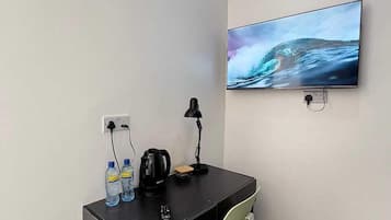 Quarto Duplo Standard | Secretária, secretária adequada para computadores portáteis