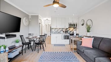 Condo, 1 quarto | Área de estar