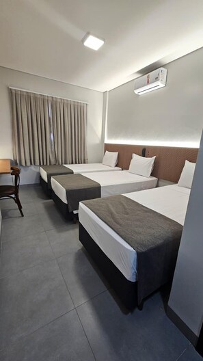 Quarto Triplo Standard | Secretária, secretária adequada para computadores portáteis 