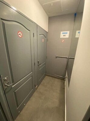 Um polibã, um secador de cabelo, toalhas fornecidas, sabão