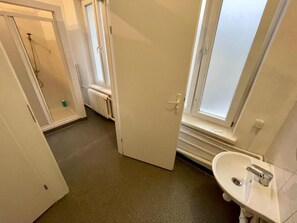 Um polibã, um secador de cabelo, toalhas fornecidas, sabão