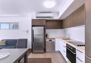 City convenience in Modern Townsville Apartment w secure parking, pool ...