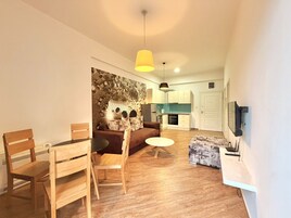 Apartamento superior, sacada, vista para a cidade | Escrivaninha, espaço de trabalho para notebook, Wi-Fi de cortesia