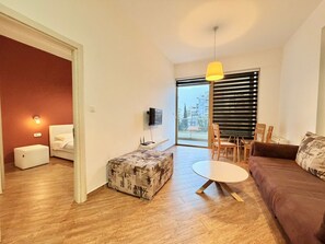 Apartamento superior, sacada, vista para a cidade | Área de estar