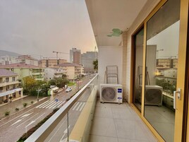 Apartamento luxo, sacada, vista para a cidade | Sacada
