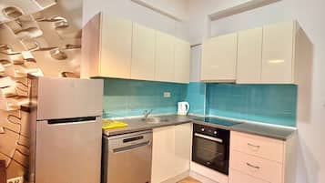 Apartamento Superior, varanda, Vista para a cidade | Cozinha privada | Um forno, uma placa de cozinha, utensílios de cozinha
