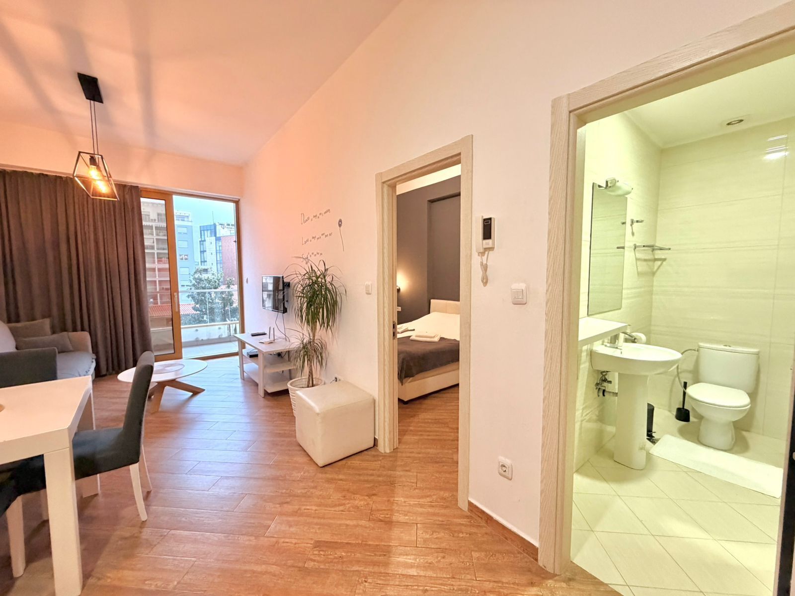 Apartamento Deluxe, varanda, Vista para a cidade | Sala de estar | Televisor LCD de 42 polegadas com canais por cabo 