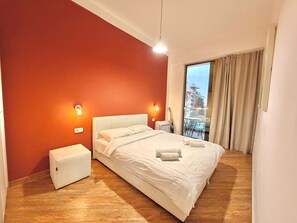 Apartamento superior, sacada, vista para a cidade | Escrivaninha, espaço de trabalho para notebook, Wi-Fi de cortesia