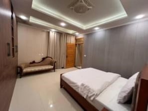 Quarto casal luxo, vista para a montanha | Quartos à prova de som, ferros/tábuas de passar roupa, Wi-Fi de cortesia