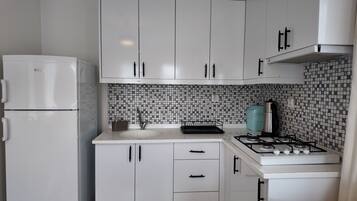 Quarto Deluxe, varanda, vista para a montanha | Cozinha privada | Minifrigorífico, uma placa de cozinha, uma cadeira de bebé