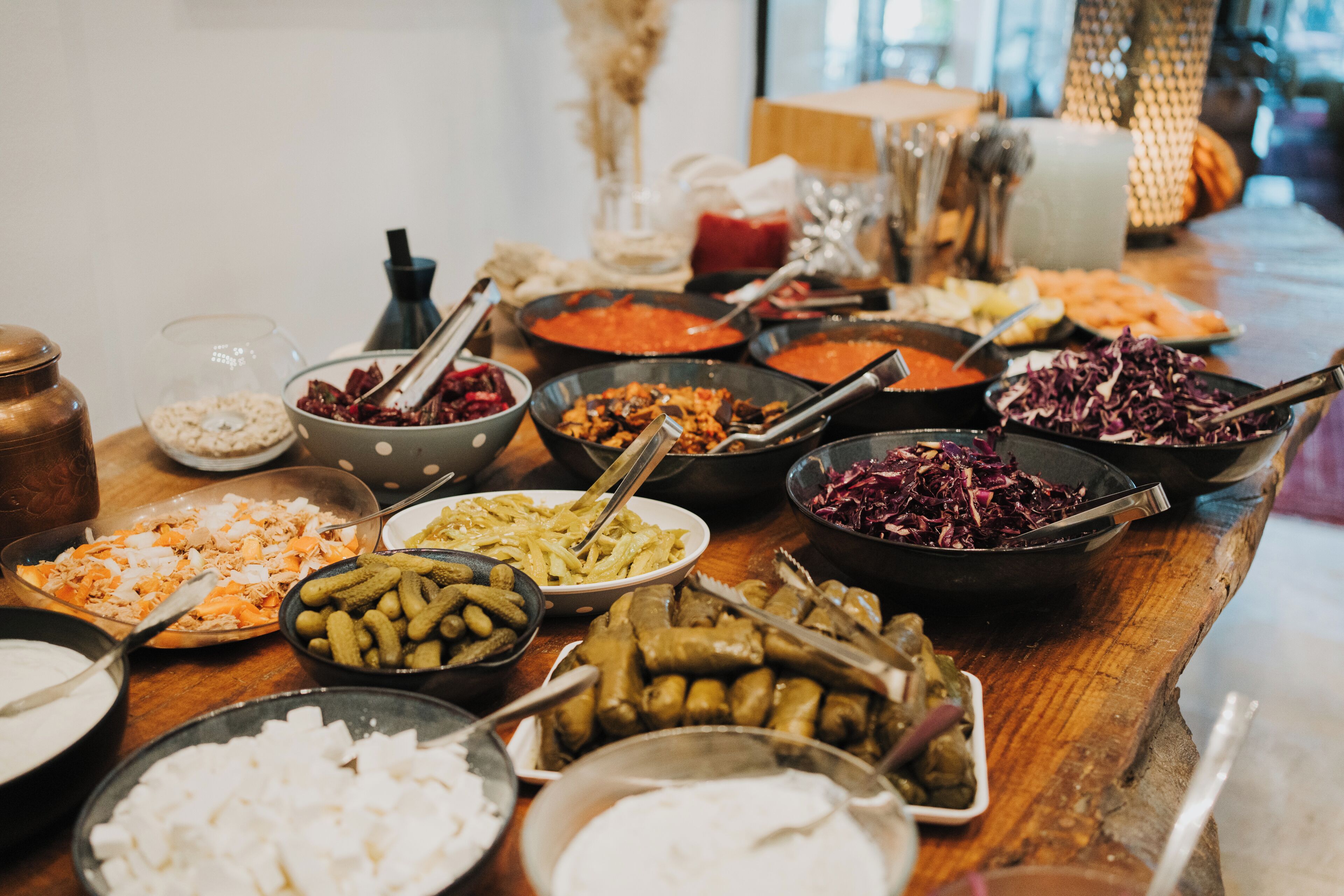 Diversos pratos de comida sobre uma mesa de madeira.