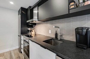 Apartamento, sacada, vista para a montanha | Cozinha privada | Cafeteira/chaleira, chaleira elétrica