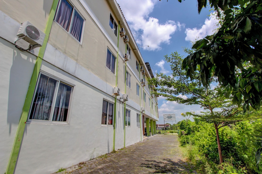 Collection O Near Stadion Manahan - Surakarta