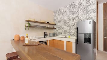 Apartamento Exclusivo, varanda, vista para o pátio | Cozinha privada | Um frigorífico/congelador grande, um micro-ondas, uma placa de cozinha
