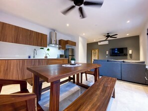 Apartamento Design, 2 quartos, varanda, vista para o jardim | Cozinha privada | Uma cafeteira/bule, mesas de jantar 