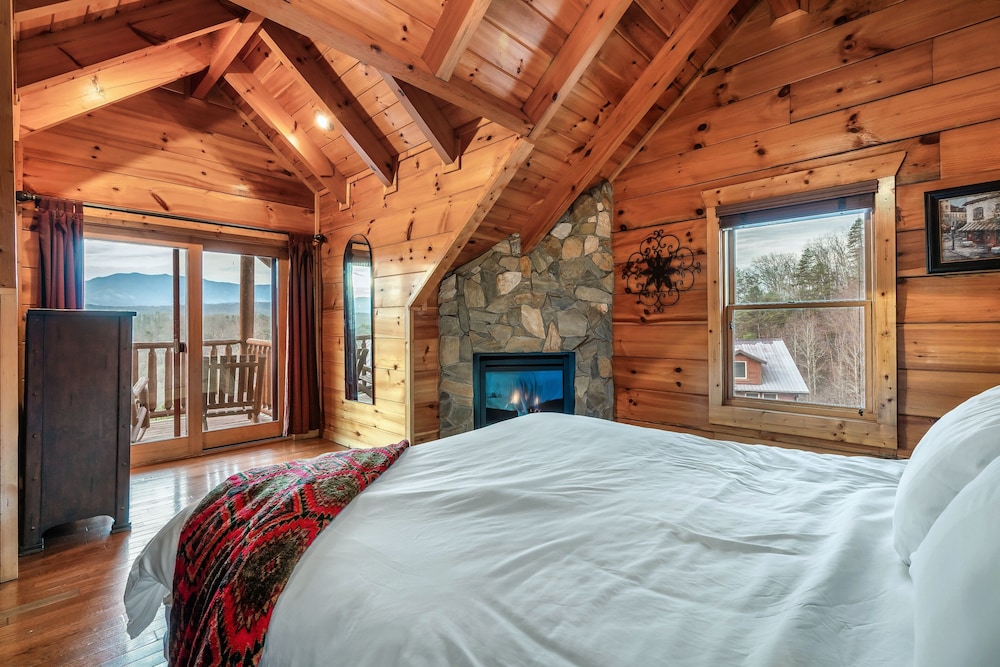 Timber Sky Lodge! Amazing Views / 7 bedrooms / Sleeps 27! - Pigeon ...