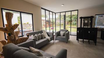 Casa de Campo Familiar, vista para o jardim | Sala de estar