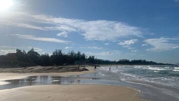 Perto da praia, praia de areia branca