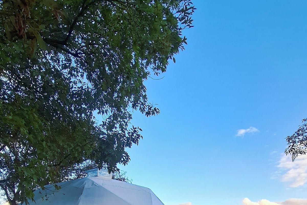 Quarto Quádruplo Deluxe, pátio, vista para o jardim | Wi-fi grátis, roupa de cama fornecida