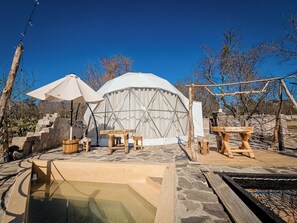 Quarto Quádruplo Deluxe, pátio, vista para o jardim | Wi-fi grátis, roupa de cama fornecida 