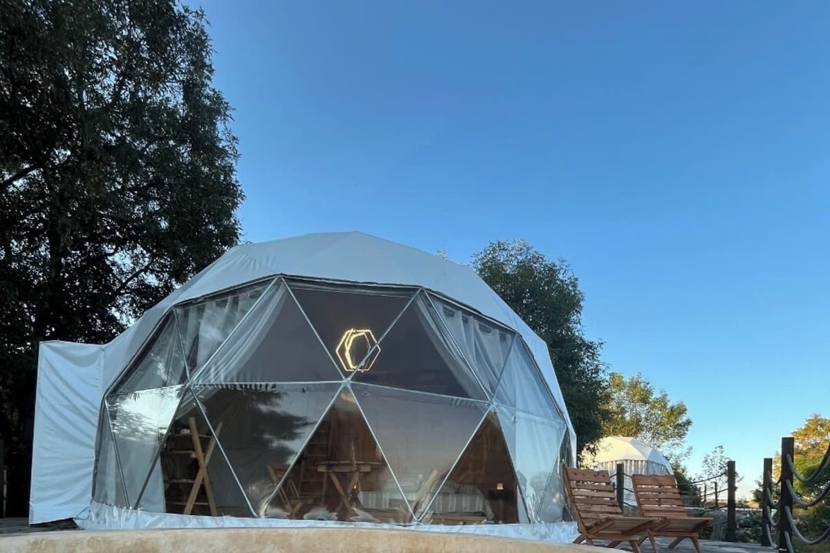 Quarto Quádruplo Deluxe, pátio, vista para o jardim | Wi-fi grátis, roupa de cama fornecida