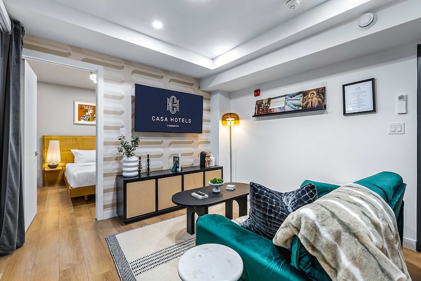 The Mccaul | Stylish Basement Suite W/ Laundry - Toronto