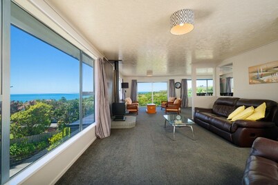 Ocean & Mountain Views 3-bedroom Home