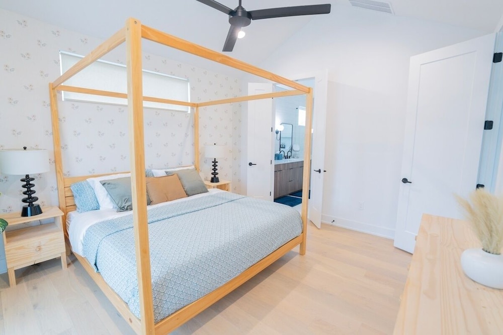 OmAura Home vibe | Austin Downtown | Games | 4BR Reviews, Deals ...