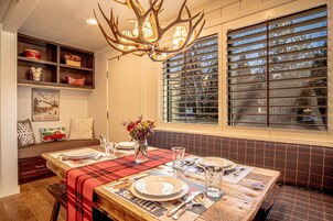 Apartamento em Condomínio Fechado, várias camas, pátio (Villager Mountain Retreat) | Restaurantes