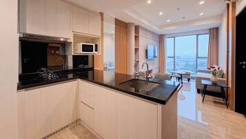 Apartamento Standard, 1 quarto | Cozinha privada | Um frigorífico, uma placa de cozinha, utensílios de cozinha