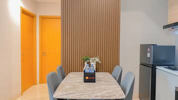 Apartamento standard, 2 quartos | Sala de jantar