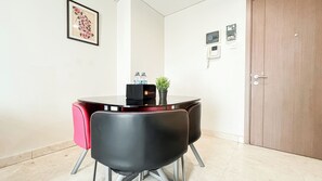 Apartamento standard, 1 quarto | Sala de jantar