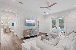 6BR 30A Oasis • Pool, Golf Cart & Bikes Reviews, Deals & Photos 2026 ...