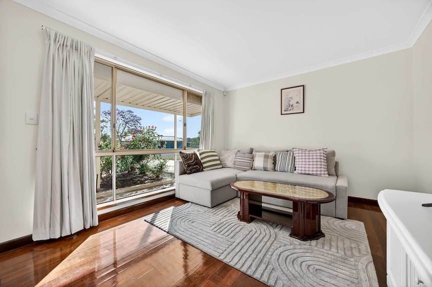 Spacious 4-bed House With Private Garage - Mandurah