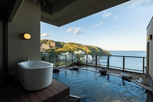 Suite Deluxe, sauna, vista para o oceano | Casa de banho | Um polibã e uma banheira separados, banheira de água mineral 