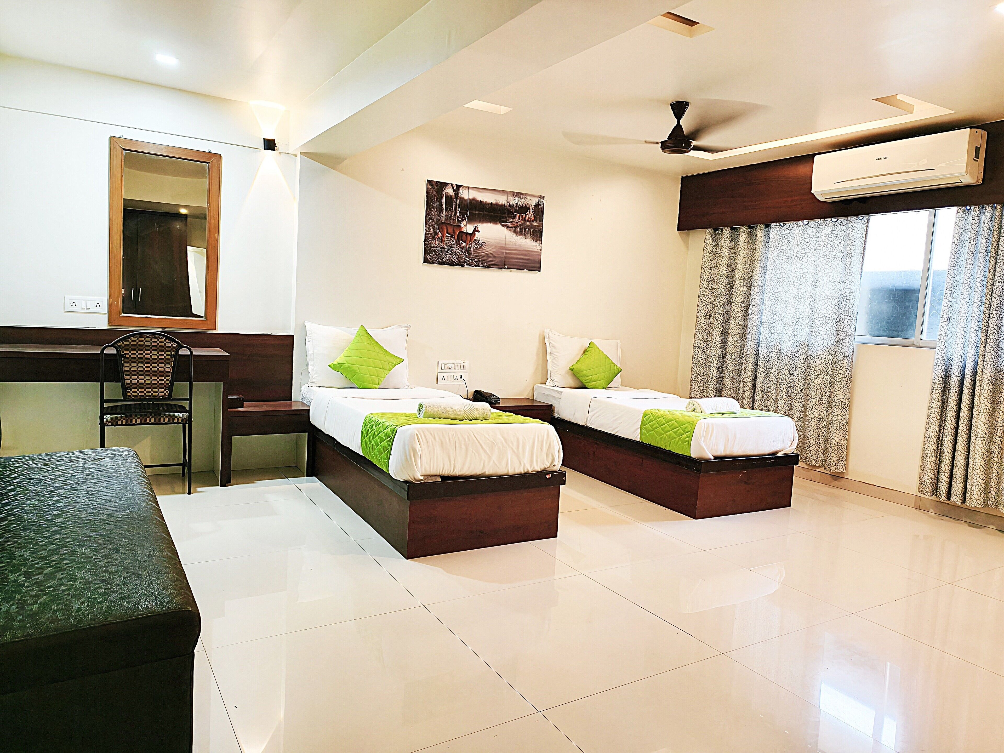 Quarto Duplo ou Twin Deluxe | Cofre no quarto, secretária 