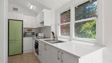 Apartamento, 3 quartos, não fumadores | Cozinha privada | Um frigorífico/congelador grande, um micro-ondas, um forno