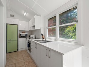 Apartamento, 3 quartos, não fumadores | Cozinha privada | Um frigorífico/congelador grande, um micro-ondas, um forno 