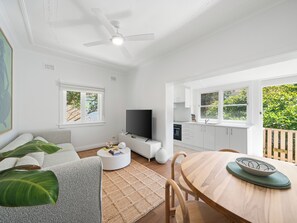 Apartamento, 3 quartos, não fumadores | Sala de estar | Smart TV de 50 polegadas com canais digitais 